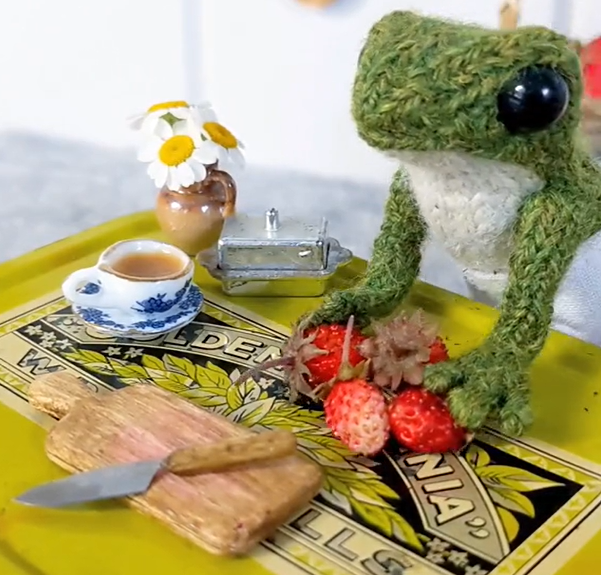 Stop-Motion Video Shows a Knitted Frog Making a Strawberry Pie for a ...